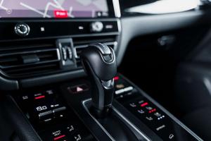 Violet Porsche Macan 2024 in Vilnius, with an engine capacity of 1.98 L and mileage of 30 thousand km for 52998 €, photo 33 on AUTOMOTO.COM.LV
