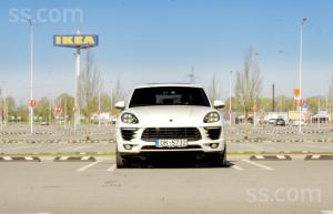 White Porsche Macan 2014 in Riga, with an engine capacity of 3.00 L and mileage of 295 thousand km for 17990 €, photo 4 on AUTOMOTO.COM.LV