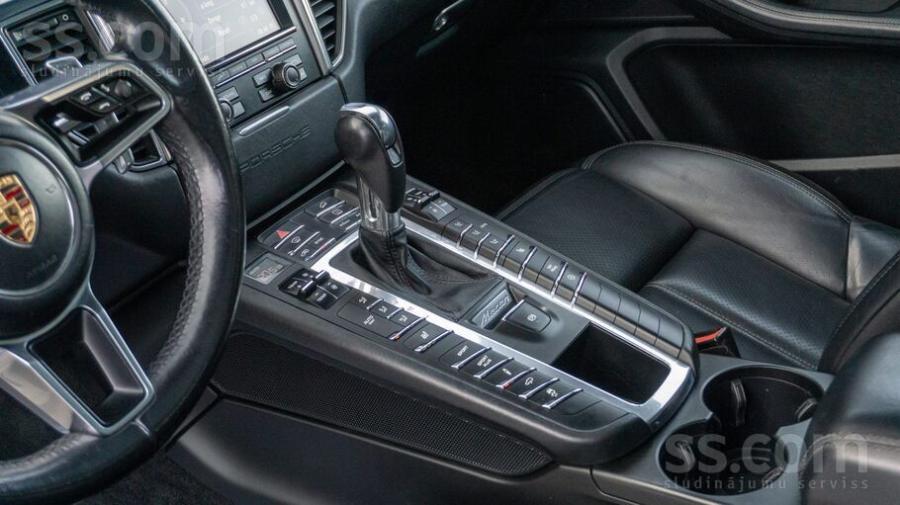 White Porsche Macan 2014 in Riga, with an engine capacity of 3.00 L and mileage of 295 thousand km for 17990 €, photo 15 on AUTOMOTO.COM.LV