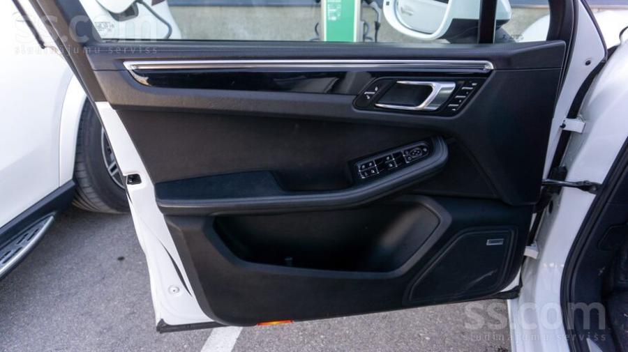 White Porsche Macan 2014 in Riga, with an engine capacity of 3.00 L and mileage of 295 thousand km for 17990 €, photo 23 on AUTOMOTO.COM.LV