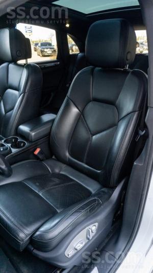 White Porsche Macan 2014 in Riga, with an engine capacity of 3.00 L and mileage of 295 thousand km for 17990 €, photo 26 on AUTOMOTO.COM.LV