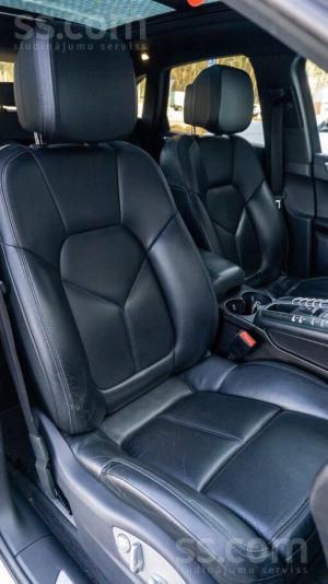 White Porsche Macan 2014 in Riga, with an engine capacity of 3.00 L and mileage of 295 thousand km for 17990 €, photo 27 on AUTOMOTO.COM.LV