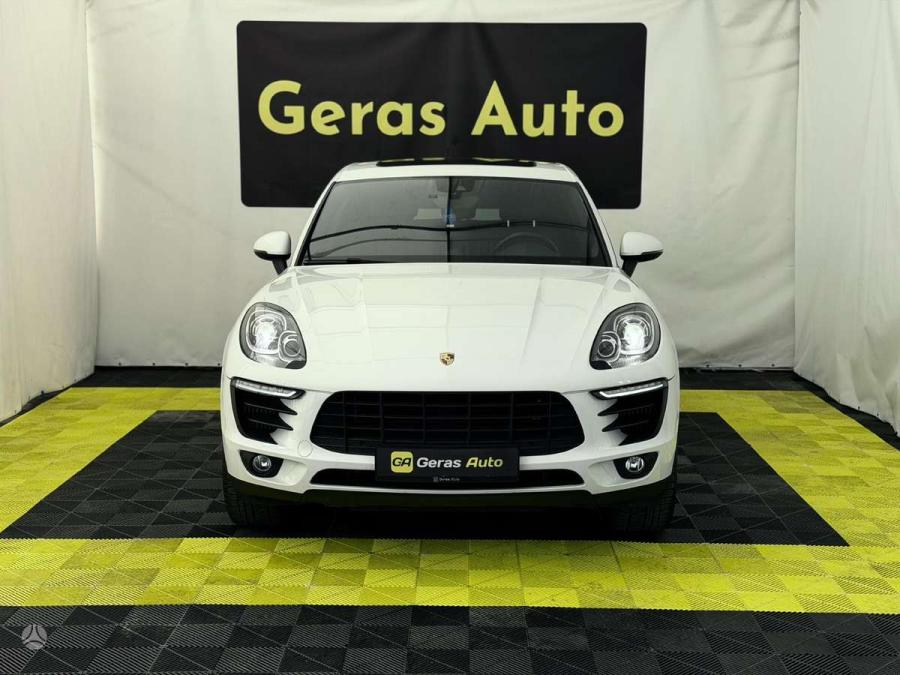 White Porsche Macan 2015 in Vilnius, with an engine capacity of 3.00 L and mileage of 69 thousand km for 25650 €, photo 7 on AUTOMOTO.COM.LV