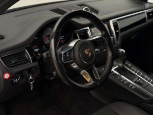 White Porsche Macan 2015 in Vilnius, with an engine capacity of 3.00 L and mileage of 69 thousand km for 25650 €, photo 9 on AUTOMOTO.COM.LV