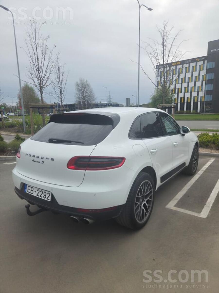 White Porsche Macan 2015 in Riga, with an engine capacity of 3.00 L and mileage of 200 thousand km for 25000 €, photo 5 on AUTOMOTO.COM.LV
