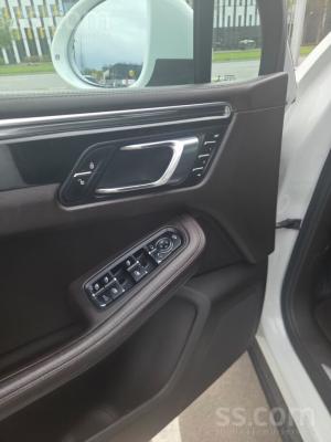 White Porsche Macan 2015 in Riga, with an engine capacity of 3.00 L and mileage of 200 thousand km for 25000 €, photo 7 on AUTOMOTO.COM.LV