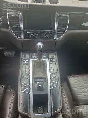 White Porsche Macan 2015 in Riga, with an engine capacity of 3.00 L and mileage of 200 thousand km for 25000 €, photo 8 on AUTOMOTO.COM.LV