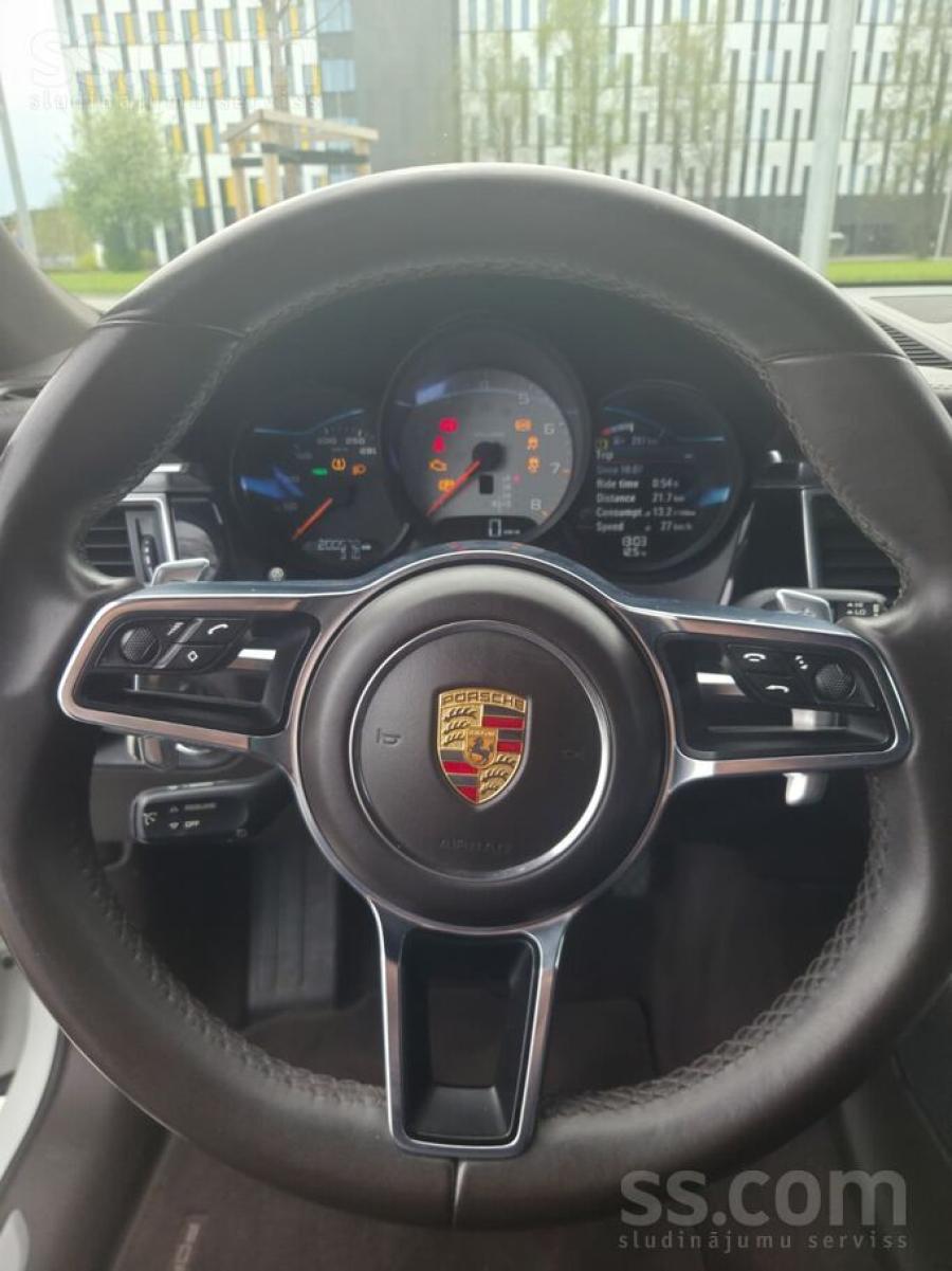 White Porsche Macan 2015 in Riga, with an engine capacity of 3.00 L and mileage of 200 thousand km for 25000 €, photo 9 on AUTOMOTO.COM.LV