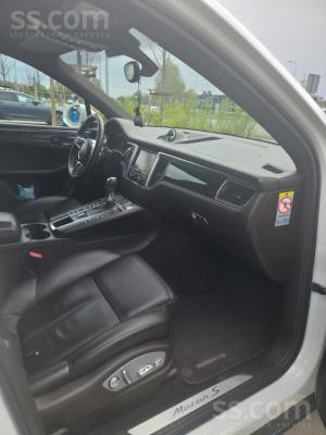 White Porsche Macan 2015 in Riga, with an engine capacity of 3.00 L and mileage of 200 thousand km for 25000 €, photo 10 on AUTOMOTO.COM.LV