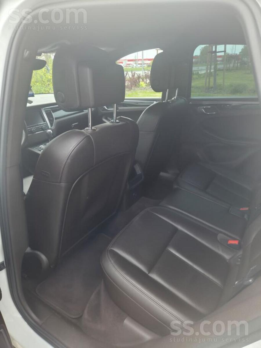 White Porsche Macan 2015 in Riga, with an engine capacity of 3.00 L and mileage of 200 thousand km for 25000 €, photo 12 on AUTOMOTO.COM.LV