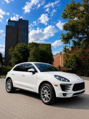 White Porsche Macan 2015 in Vilnius, with an engine capacity of 2.97 L and mileage of 204 thousand km for 21990 €, photo 3 on AUTOMOTO.COM.LV