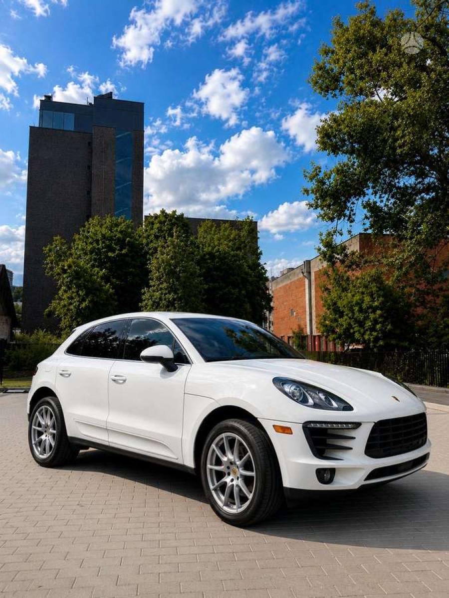 White Porsche Macan 2015 in Vilnius, with an engine capacity of 2.97 L and mileage of 204 thousand km for 21990 €, photo 3 on AUTOMOTO.COM.LV