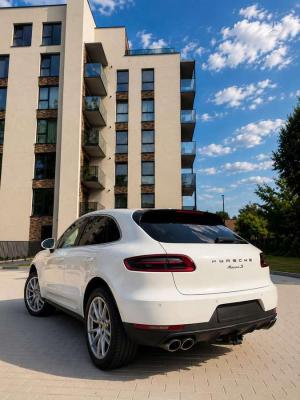 White Porsche Macan 2015 in Vilnius, with an engine capacity of 2.97 L and mileage of 204 thousand km for 21990 €, photo 5 on AUTOMOTO.COM.LV
