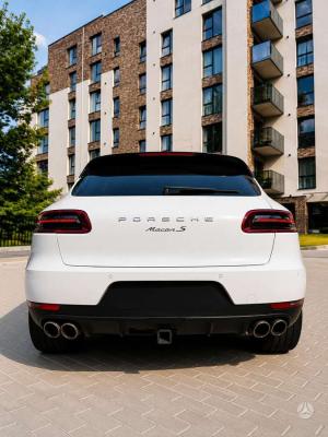 White Porsche Macan 2015 in Vilnius, with an engine capacity of 2.97 L and mileage of 204 thousand km for 21990 €, photo 7 on AUTOMOTO.COM.LV