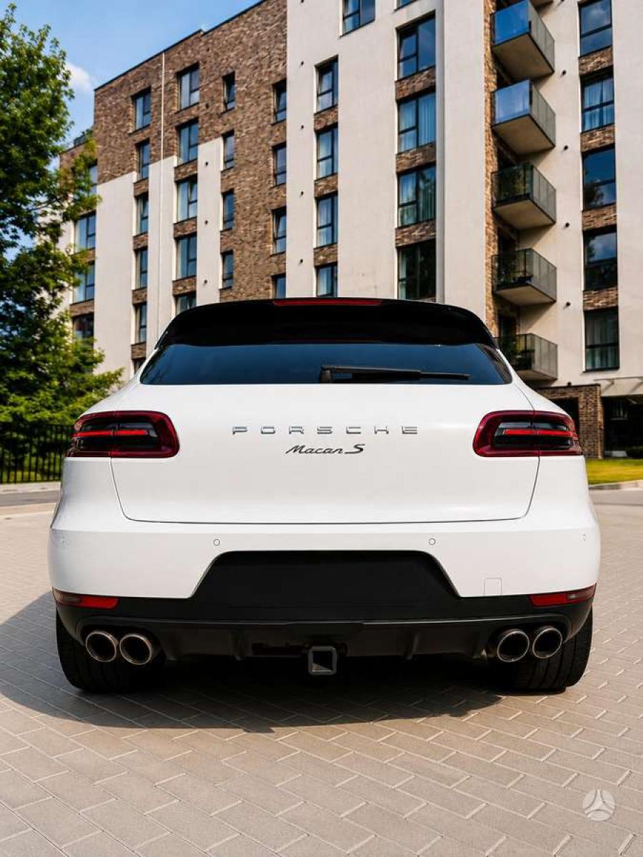 White Porsche Macan 2015 in Vilnius, with an engine capacity of 2.97 L and mileage of 204 thousand km for 21990 €, photo 7 on AUTOMOTO.COM.LV