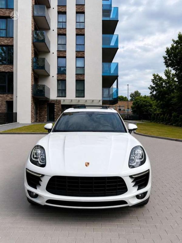 White Porsche Macan 2015 in Vilnius, with an engine capacity of 2.97 L and mileage of 204 thousand km for 21990 €, photo 7 on AUTOMOTO.COM.LV