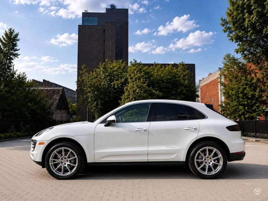 White Porsche Macan 2015 in Vilnius, with an engine capacity of 2.97 L and mileage of 204 thousand km for 21990 €, photo 9 on AUTOMOTO.COM.LV