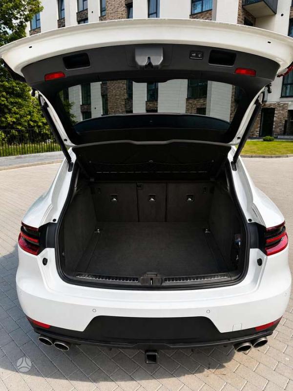 White Porsche Macan 2015 in Vilnius, with an engine capacity of 2.97 L and mileage of 204 thousand km for 21990 €, photo 9 on AUTOMOTO.COM.LV