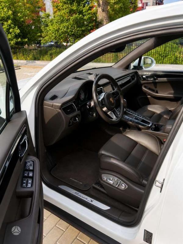 White Porsche Macan 2015 in Vilnius, with an engine capacity of 2.97 L and mileage of 204 thousand km for 21990 €, photo 10 on AUTOMOTO.COM.LV