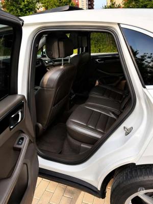 White Porsche Macan 2015 in Vilnius, with an engine capacity of 2.97 L and mileage of 204 thousand km for 21990 €, photo 12 on AUTOMOTO.COM.LV