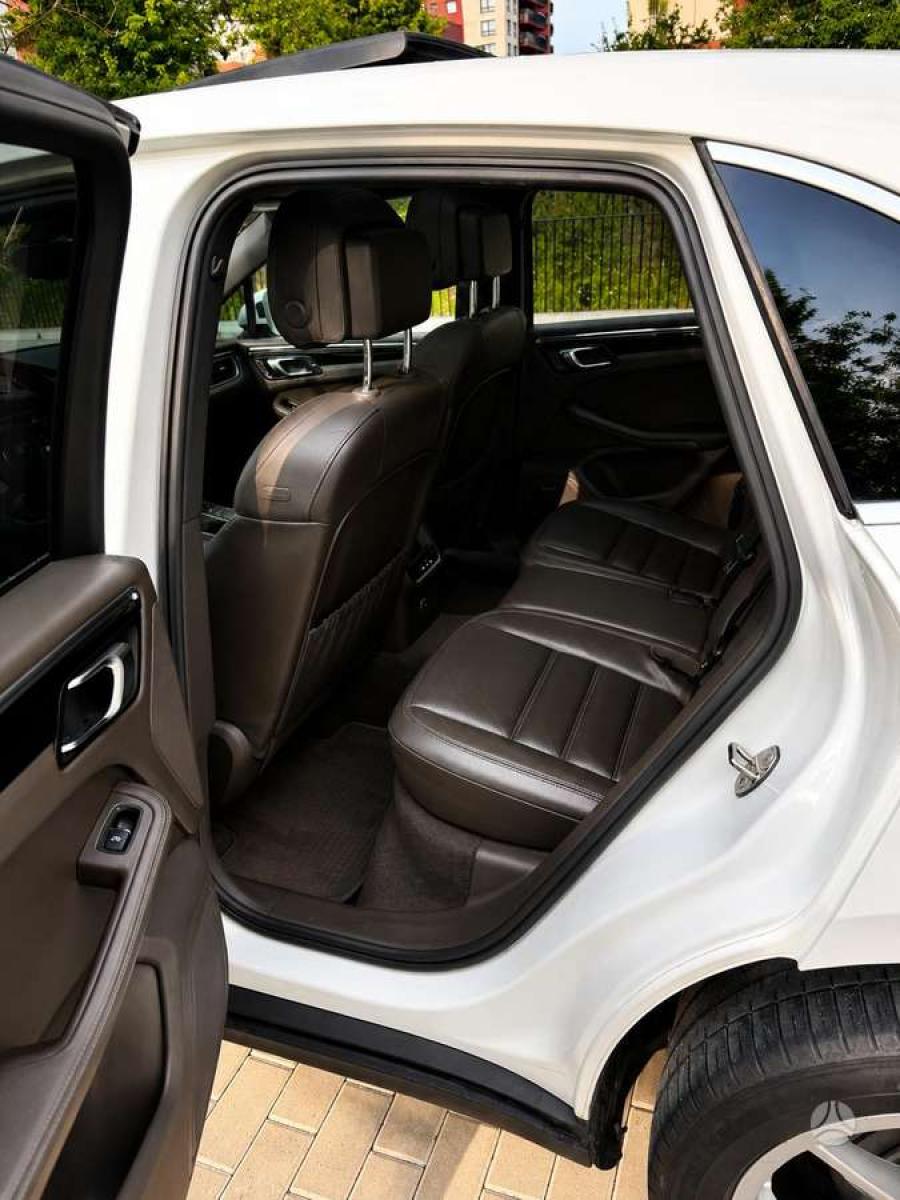 White Porsche Macan 2015 in Vilnius, with an engine capacity of 2.97 L and mileage of 204 thousand km for 21990 €, photo 12 on AUTOMOTO.COM.LV