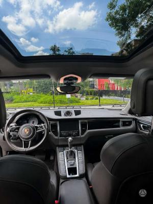 White Porsche Macan 2015 in Vilnius, with an engine capacity of 2.97 L and mileage of 204 thousand km for 21990 €, photo 13 on AUTOMOTO.COM.LV