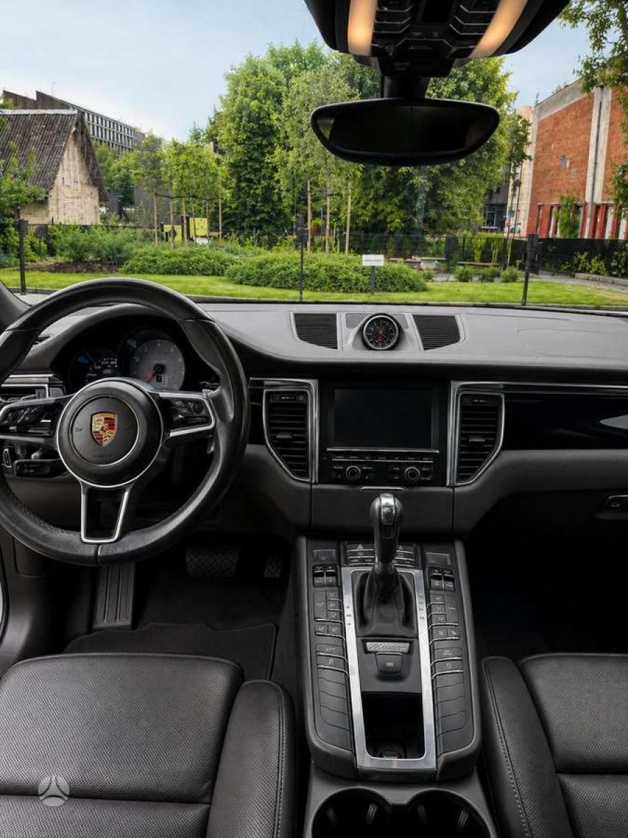 White Porsche Macan 2015 in Vilnius, with an engine capacity of 2.97 L and mileage of 204 thousand km for 21990 €, photo 14 on AUTOMOTO.COM.LV