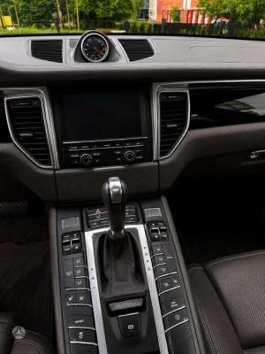 White Porsche Macan 2015 in Vilnius, with an engine capacity of 2.97 L and mileage of 204 thousand km for 21990 €, photo 16 on AUTOMOTO.COM.LV