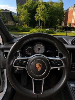 White Porsche Macan 2015 in Vilnius, with an engine capacity of 2.97 L and mileage of 204 thousand km for 21990 €, photo 17 on AUTOMOTO.COM.LV