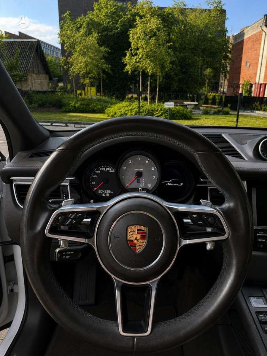 White Porsche Macan 2015 in Vilnius, with an engine capacity of 2.97 L and mileage of 204 thousand km for 21990 €, photo 17 on AUTOMOTO.COM.LV