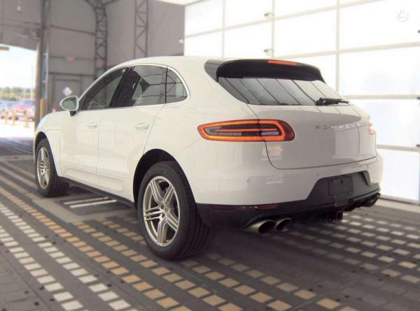 White Porsche Macan 2015 in Ukmerge, with an engine capacity of 3.00 L and mileage of 231 thousand km for 13100 €, photo 5 on AUTOMOTO.COM.LV