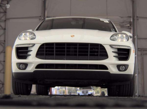 White Porsche Macan 2015 in Ukmerge, with an engine capacity of 3.00 L and mileage of 231 thousand km for 13100 €, photo 6 on AUTOMOTO.COM.LV