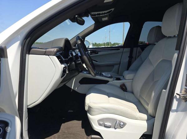 White Porsche Macan 2015 in Ukmerge, with an engine capacity of 3.00 L and mileage of 231 thousand km for 13100 €, photo 10 on AUTOMOTO.COM.LV