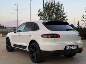 White Porsche Macan 2015 in Vilnius, with an engine capacity of 2.97 L and mileage of 281 thousand km for 24500 €, photo 4 on AUTOMOTO.COM.LV