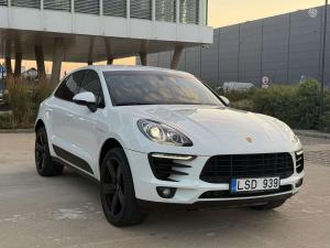 White Porsche Macan 2015 in Vilnius, with an engine capacity of 2.97 L and mileage of 281 thousand km for 24500 €, photo 6 on AUTOMOTO.COM.LV