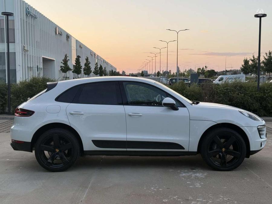 White Porsche Macan 2015 in Vilnius, with an engine capacity of 2.97 L and mileage of 281 thousand km for 24500 €, photo 7 on AUTOMOTO.COM.LV