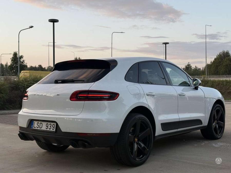 White Porsche Macan 2015 in Vilnius, with an engine capacity of 2.97 L and mileage of 281 thousand km for 24500 €, photo 8 on AUTOMOTO.COM.LV