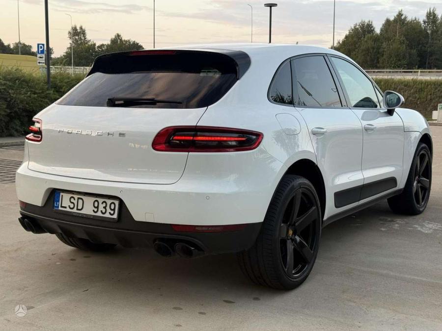 White Porsche Macan 2015 in Vilnius, with an engine capacity of 2.97 L and mileage of 281 thousand km for 24500 €, photo 10 on AUTOMOTO.COM.LV