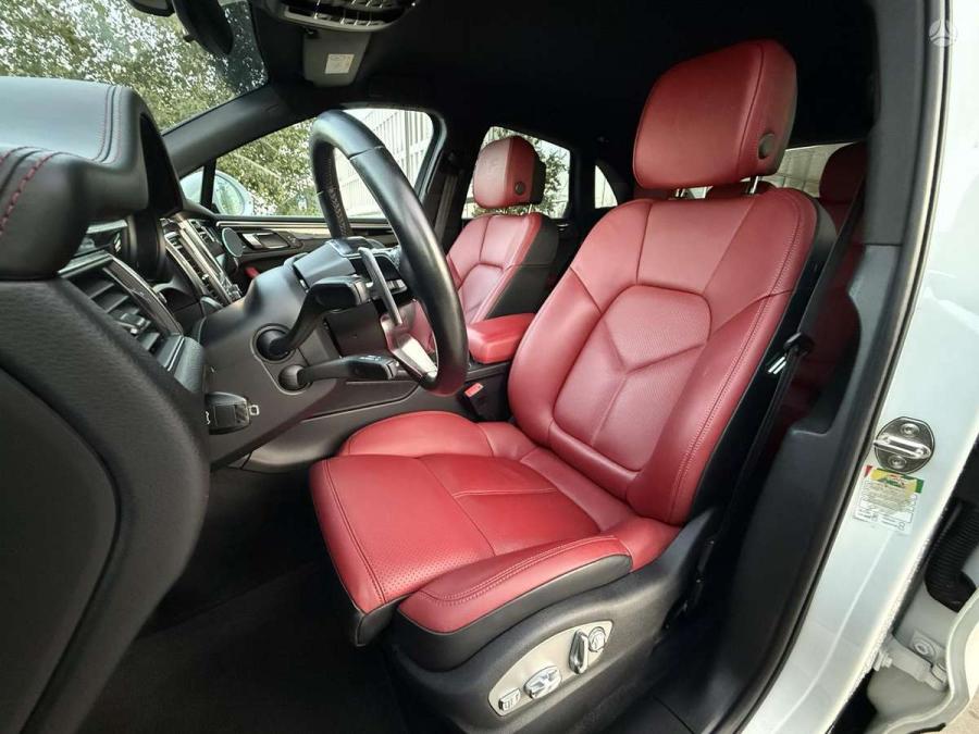 White Porsche Macan 2015 in Vilnius, with an engine capacity of 2.97 L and mileage of 281 thousand km for 24500 €, photo 12 on AUTOMOTO.COM.LV