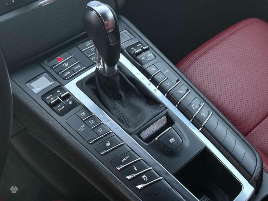 White Porsche Macan 2015 in Vilnius, with an engine capacity of 2.97 L and mileage of 281 thousand km for 24500 €, photo 14 on AUTOMOTO.COM.LV