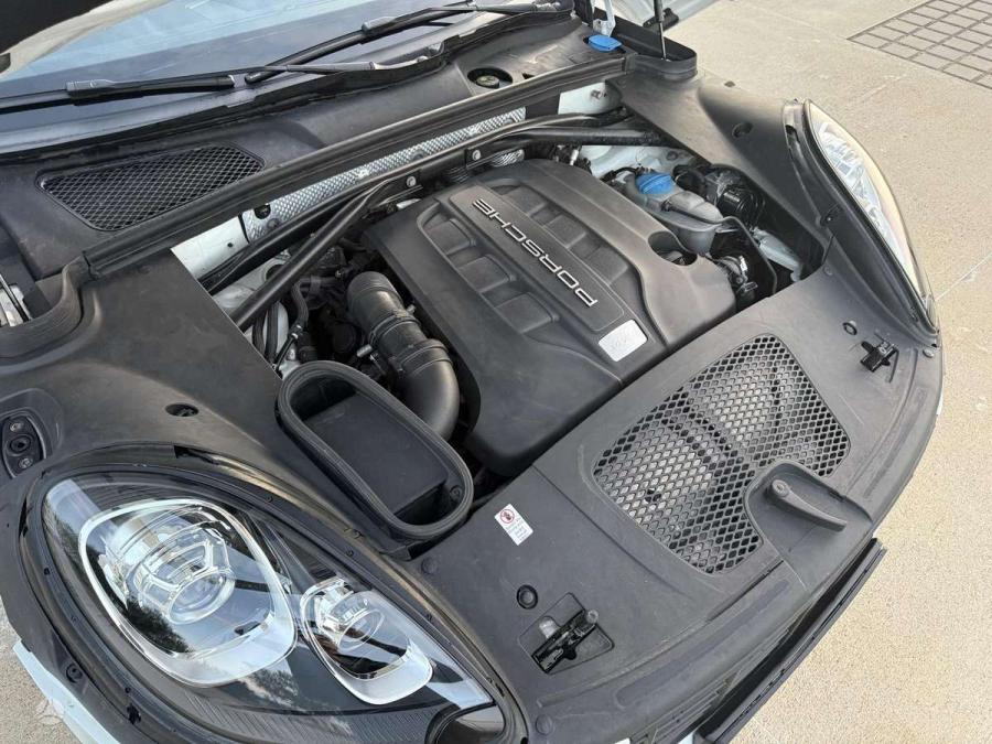 White Porsche Macan 2015 in Vilnius, with an engine capacity of 2.97 L and mileage of 281 thousand km for 24500 €, photo 16 on AUTOMOTO.COM.LV