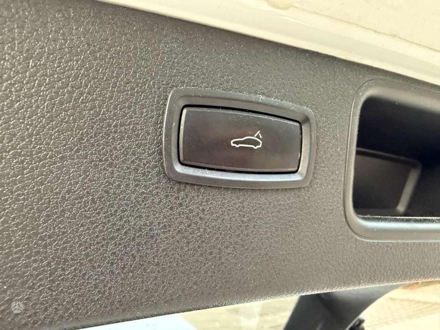 White Porsche Macan 2015 in Vilnius, with an engine capacity of 2.97 L and mileage of 281 thousand km for 24500 €, photo 18 on AUTOMOTO.COM.LV