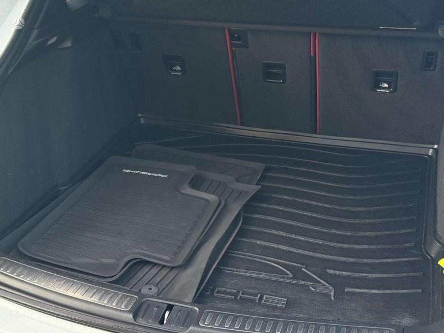 White Porsche Macan 2015 in Vilnius, with an engine capacity of 2.97 L and mileage of 281 thousand km for 24500 €, photo 19 on AUTOMOTO.COM.LV