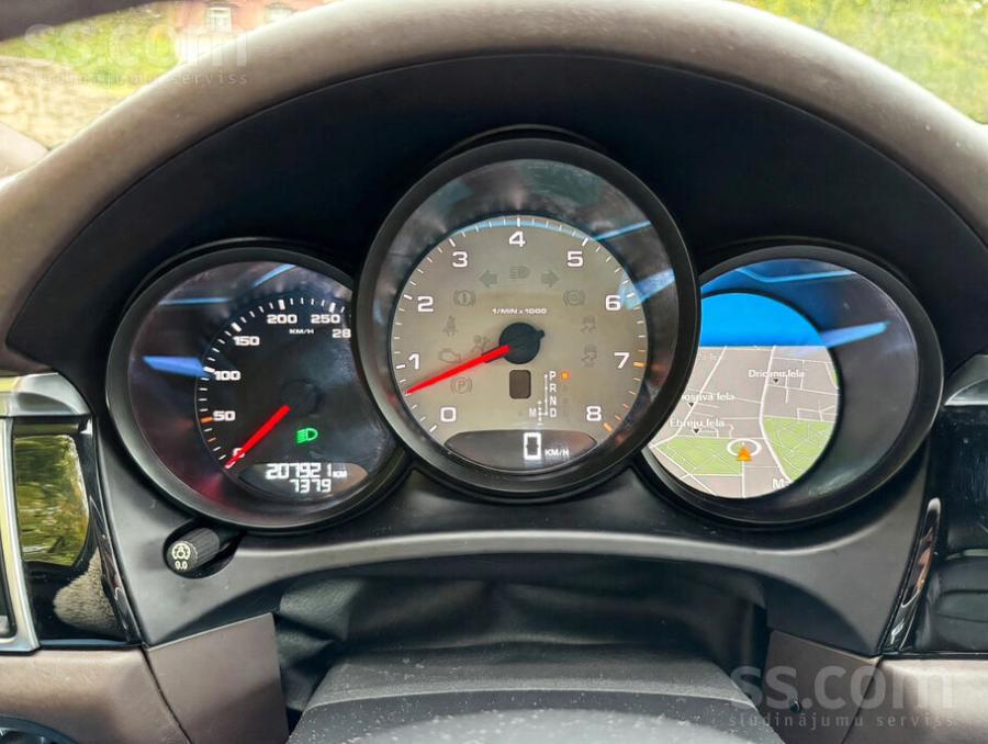 Balts Porsche Macan 2015 Rīga, ar dzinēja tilpumu 3.00 L un nobraukumu 207 tūkst. km par 20700 €, foto 15 vietnē AUTOMOTO.COM.LV