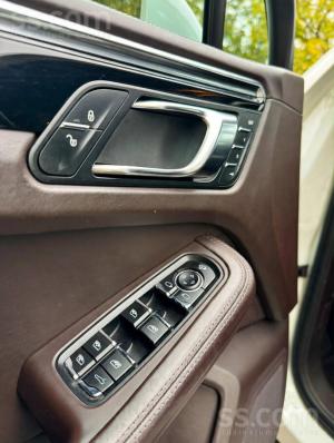 Balts Porsche Macan 2015 Rīga, ar dzinēja tilpumu 3.00 L un nobraukumu 207 tūkst. km par 20700 €, foto 16 vietnē AUTOMOTO.COM.LV