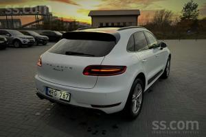 White Porsche Macan 2016 in Telschi, with an engine capacity of 3.00 L and mileage of 216 thousand km for 23899 €, photo 5 on AUTOMOTO.COM.LV