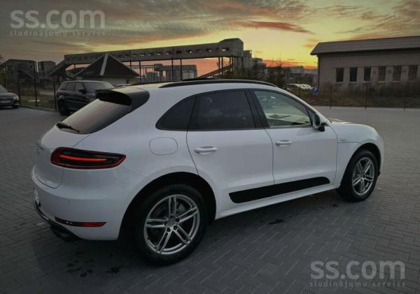 White Porsche Macan 2016 in Telschi, with an engine capacity of 3.00 L and mileage of 216 thousand km for 23899 €, photo 10 on AUTOMOTO.COM.LV