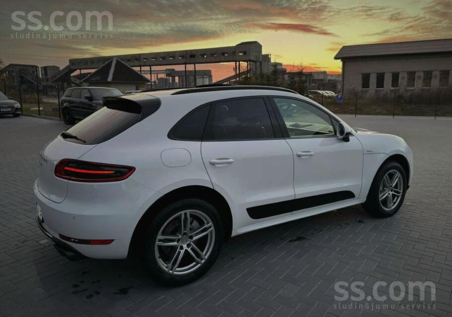 White Porsche Macan 2016 in Telschi, with an engine capacity of 3.00 L and mileage of 216 thousand km for 23899 €, photo 11 on AUTOMOTO.COM.LV
