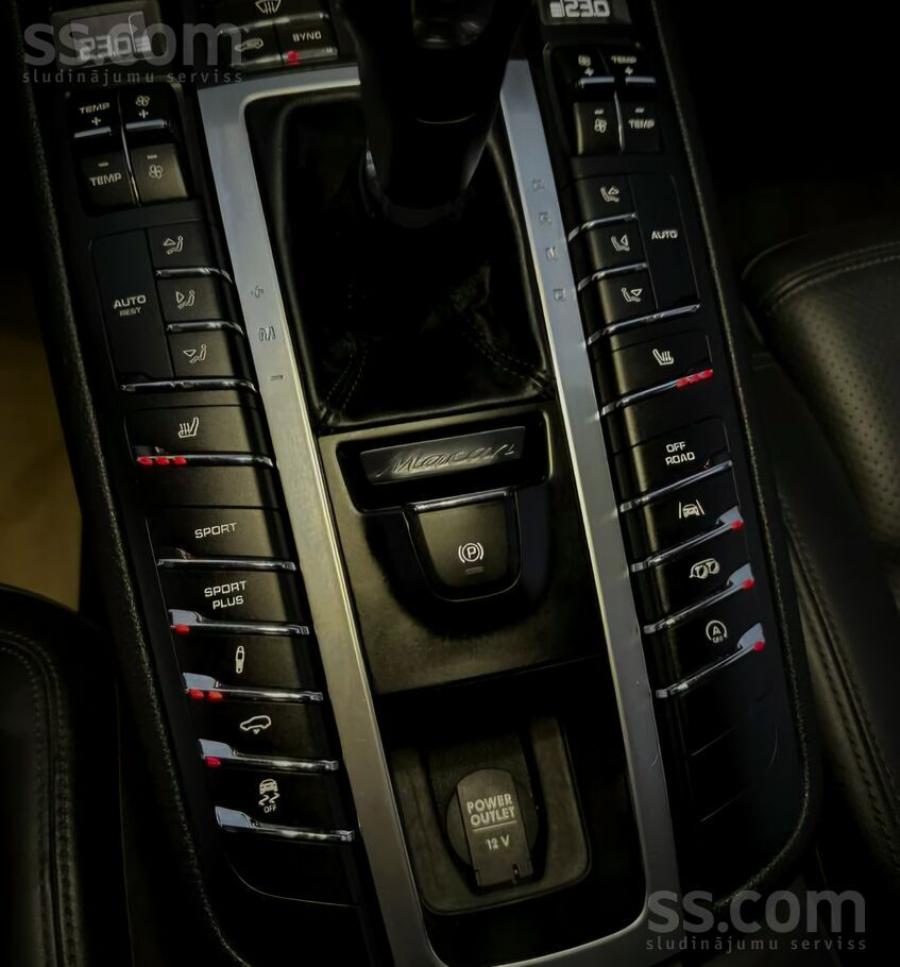 White Porsche Macan 2016 in Telschi, with an engine capacity of 3.00 L and mileage of 216 thousand km for 23899 €, photo 18 on AUTOMOTO.COM.LV