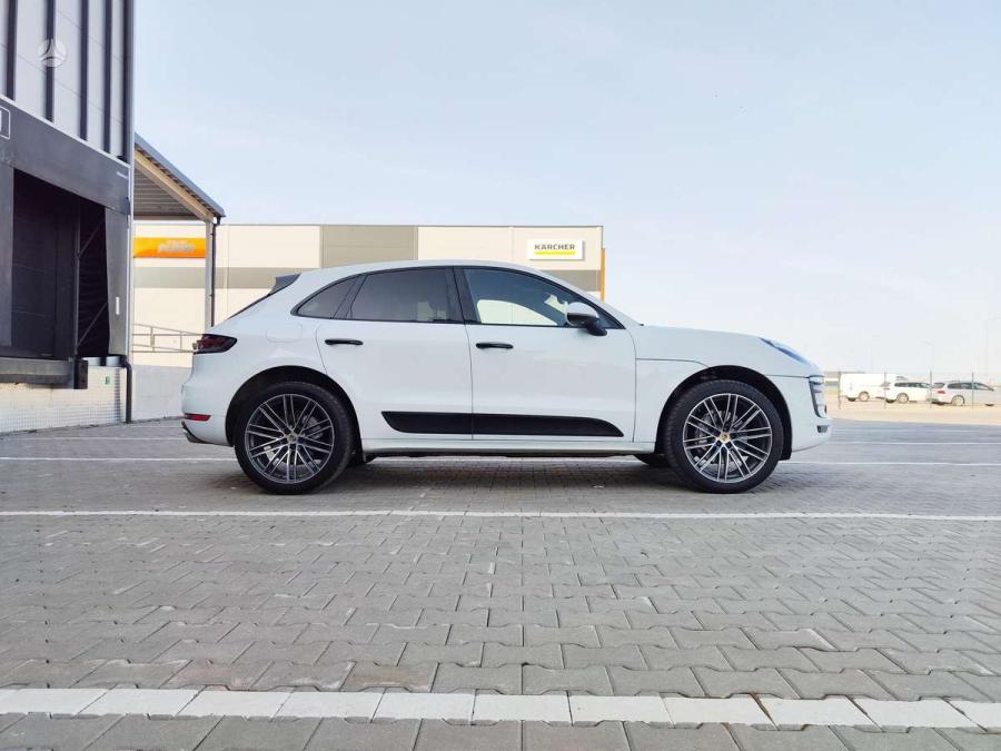 White Porsche Macan 2016 in Vilnius, with an engine capacity of 3.00 L and mileage of 112 thousand km for 24950 €, photo 9 on AUTOMOTO.COM.LV
